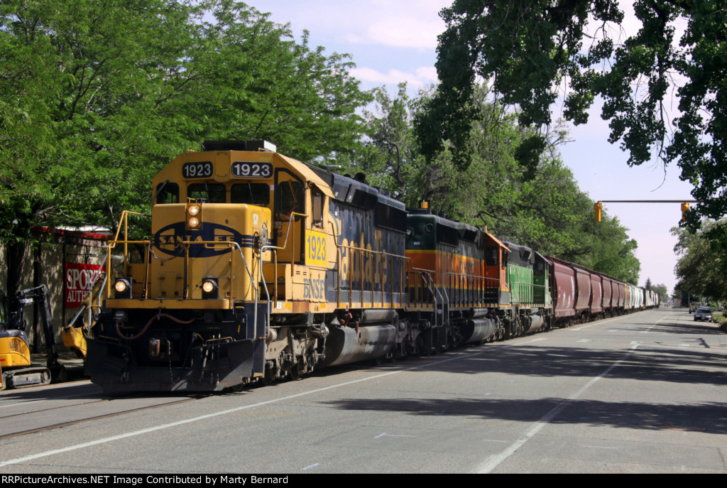 BNSF 1923, 1600, and 1680 on Mason Street